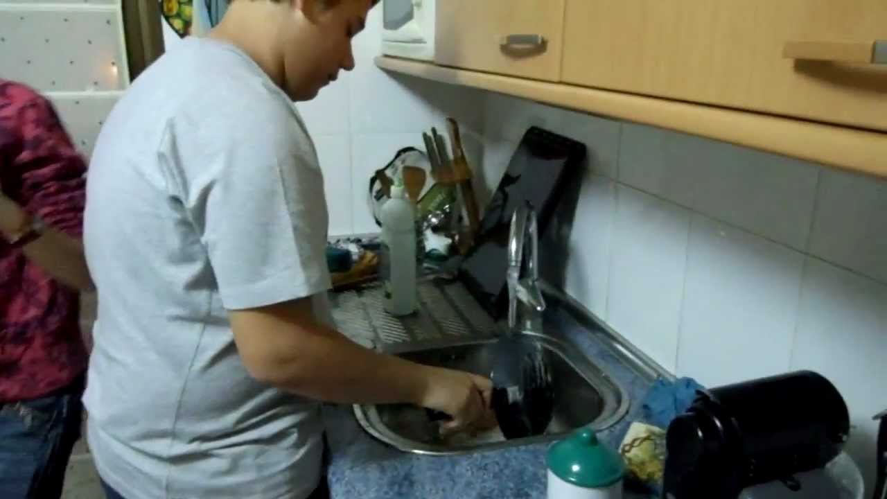Tutorial de como fregar los platos. - YouTube