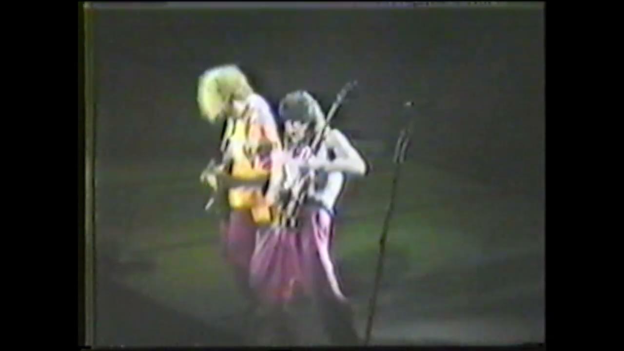 EDDIE VAN HALEN-SAMMY HAGAR Guitar Duel 1986 - YouTube