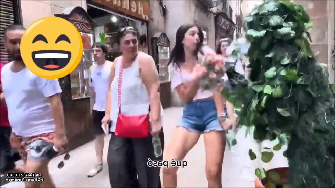 Hilarious bush man prank in Barcelona 😀 @ZoiPana - YouTube