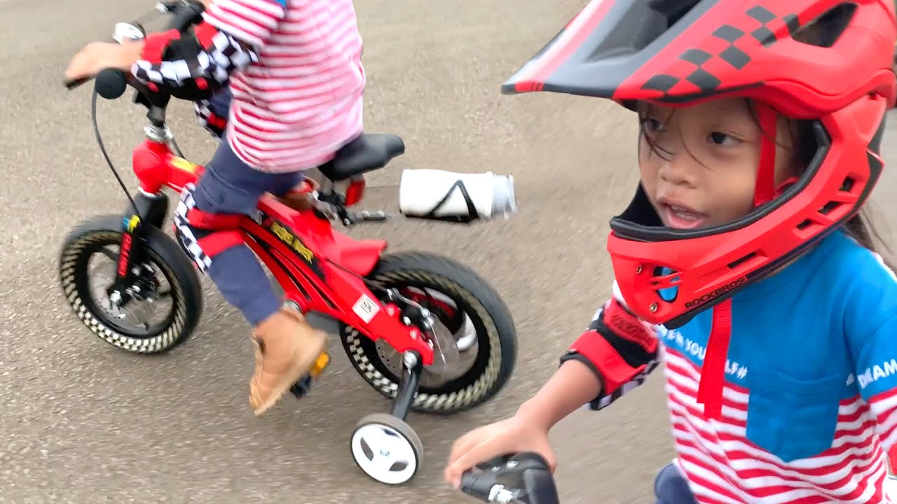 Rex Main Sepeda Roda 4 Saat Masih 4 Tahun - YouTube