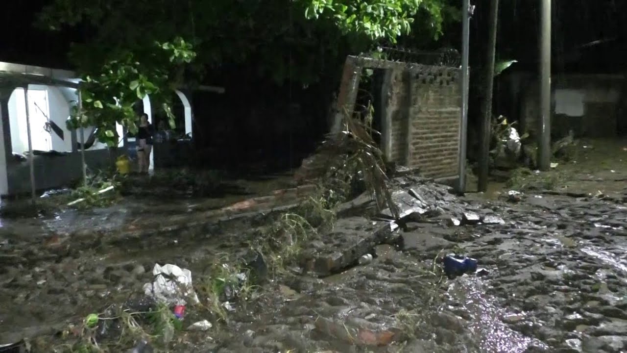 Evacuaciones por desborde de río Jute en La Libertad - YouTube