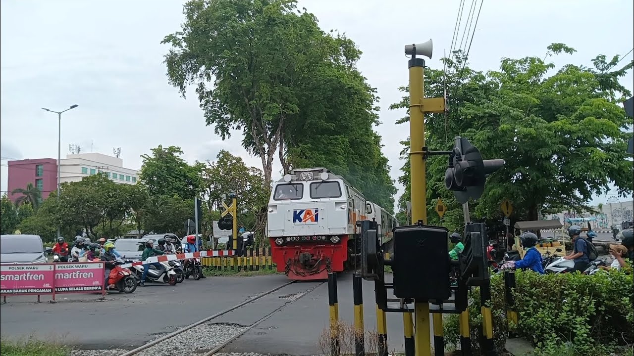Moment KA Arjuno Express Menggunakan Rangkaian Gerbong Campuran dan ...