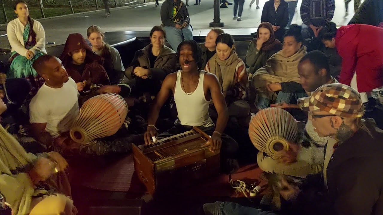Keshava Madhava Prabhu Chants Hare Krishna in Washington Square Park ...