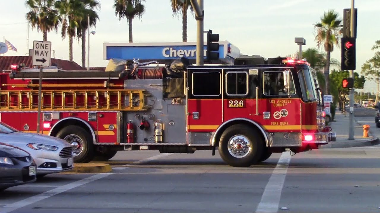 LACoFD Engine 236 responding - YouTube