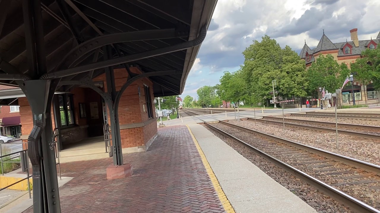 Outbound Metra 196 Arrives at Riverside IL - YouTube