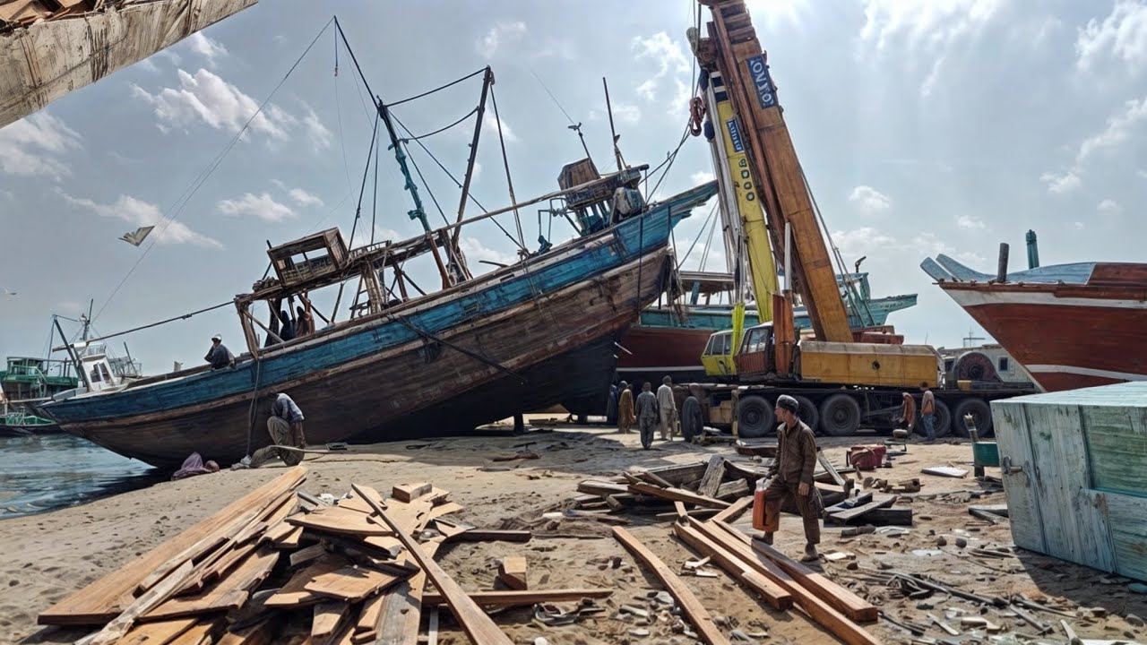 Launching and retrieving a boat with a drive - YouTube