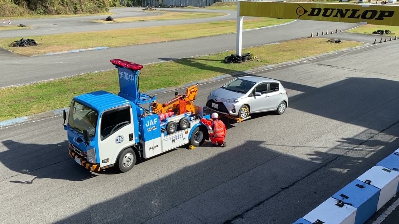 20221127 JAF レッカー車デモ - YouTube