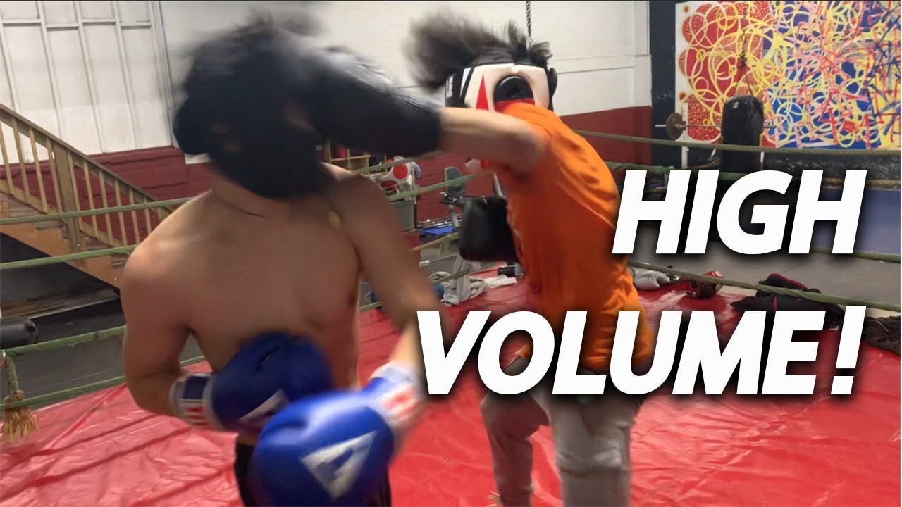 OVERHAND! Boxer Displays HIGH VOLUME against BIGGER FIGHTER! - YouTube