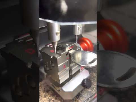 Black Widow key cutting machine. Decoding key by picture then cutting ...