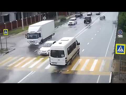 Kumpulan video kecelakaan kendaraan di luar negeri yang terekam CCTV