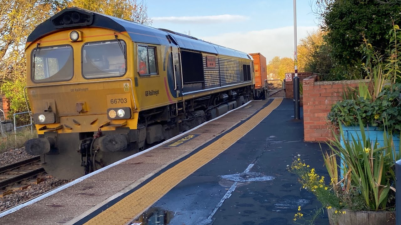 “Doncaster PSB 1981-2002” 66703 4L28 with 9 containers 08;07 7E Lea ...