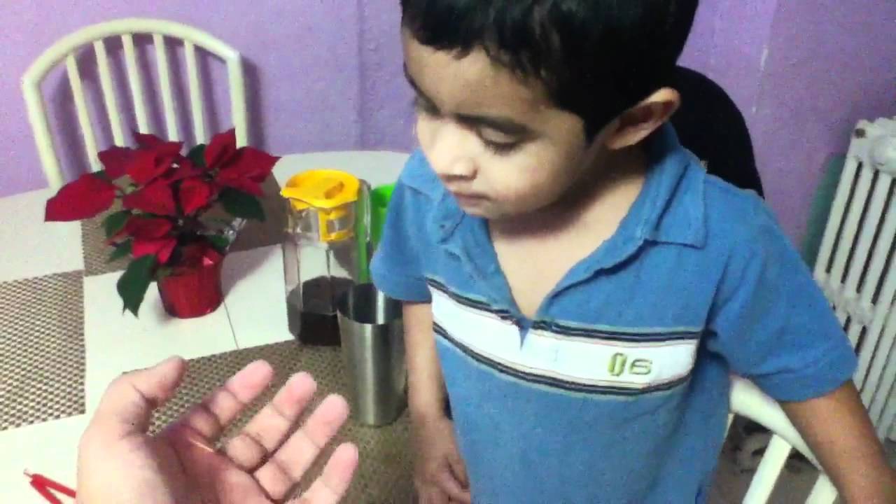 Kid gets scared by a splinter in hand (CUTE) / Niño se asusta de ...