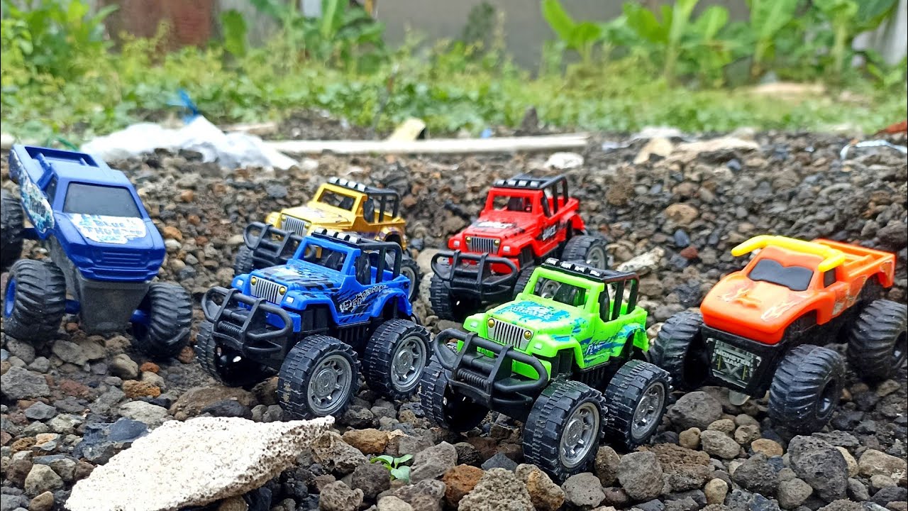 offroad trial jeep wrangler vs blue monster truck, monster jam freestyle 1249 - YouTube