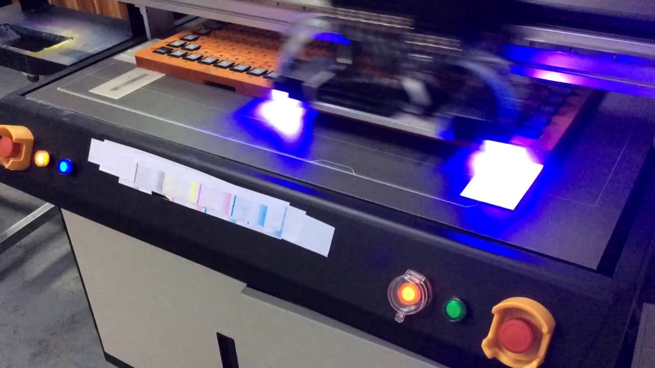 KINGT KGT-LE-1016 UV Flatbed Printer Printing on Plastic - YouTube