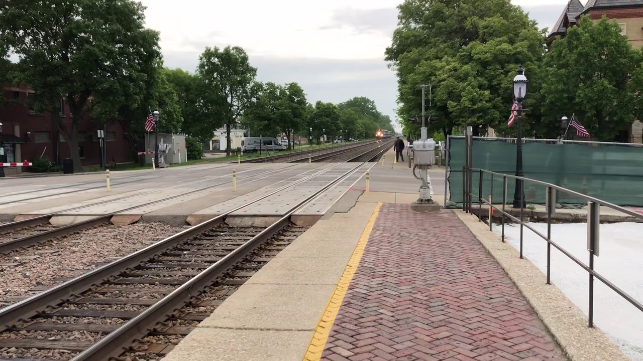 Outbound Metra 117 Express Meets Inbound Metra 113 Express at Riverside ...