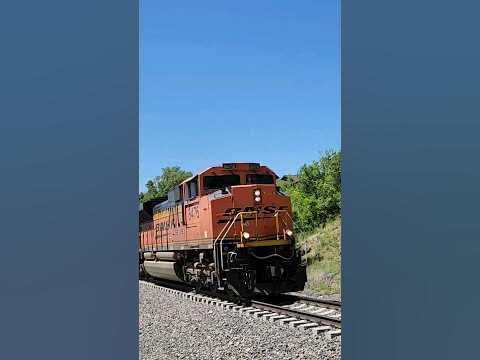 SD70ACe Duo Pulls an Empty XCLX Coal train - YouTube