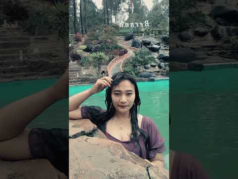 belahan  toket kenyal