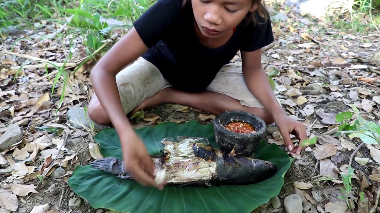 Survival skills: Amazing girl catch big fish by hand for food - Cook ...