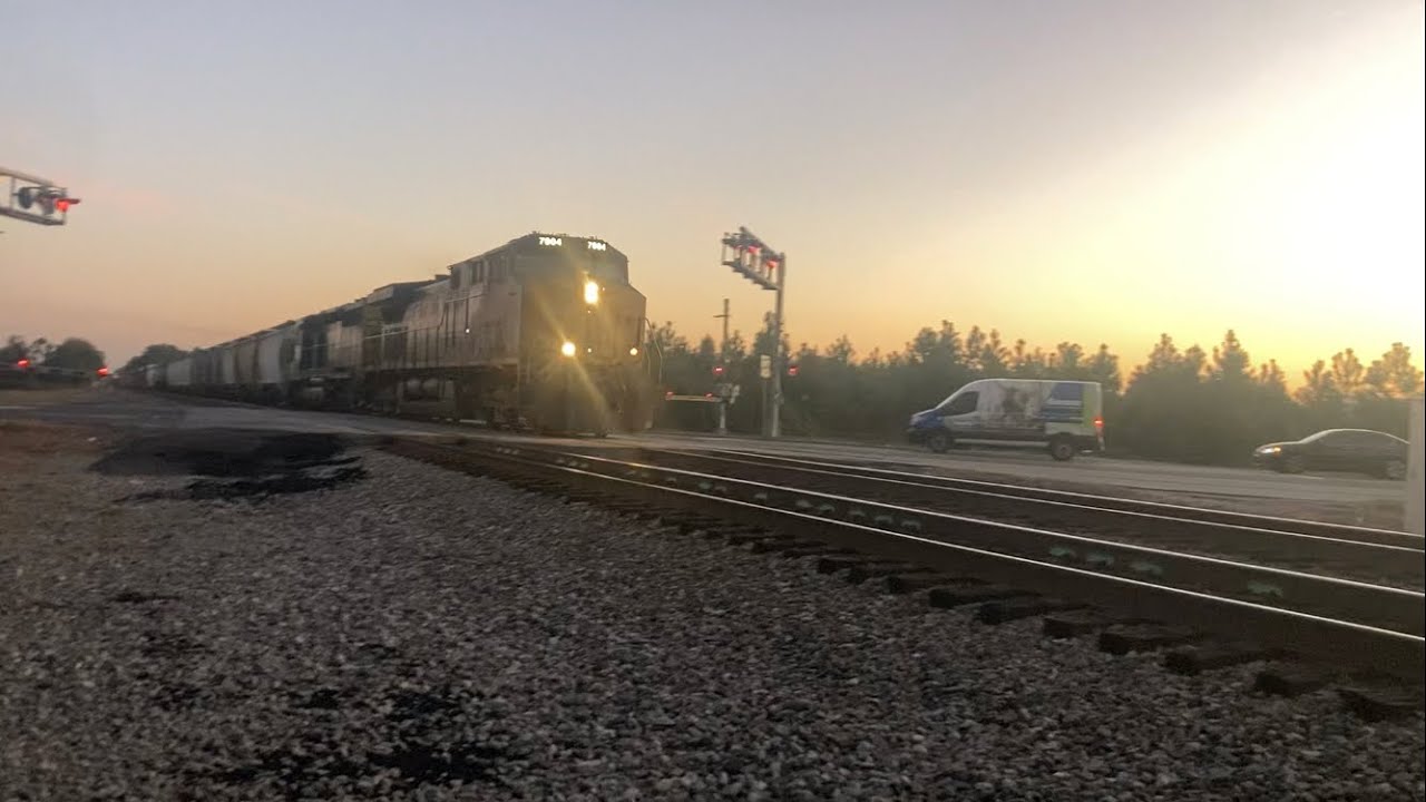 CSX L640 NB Local Train Arrives To Florence SC With CSX 7004 Leading # ...