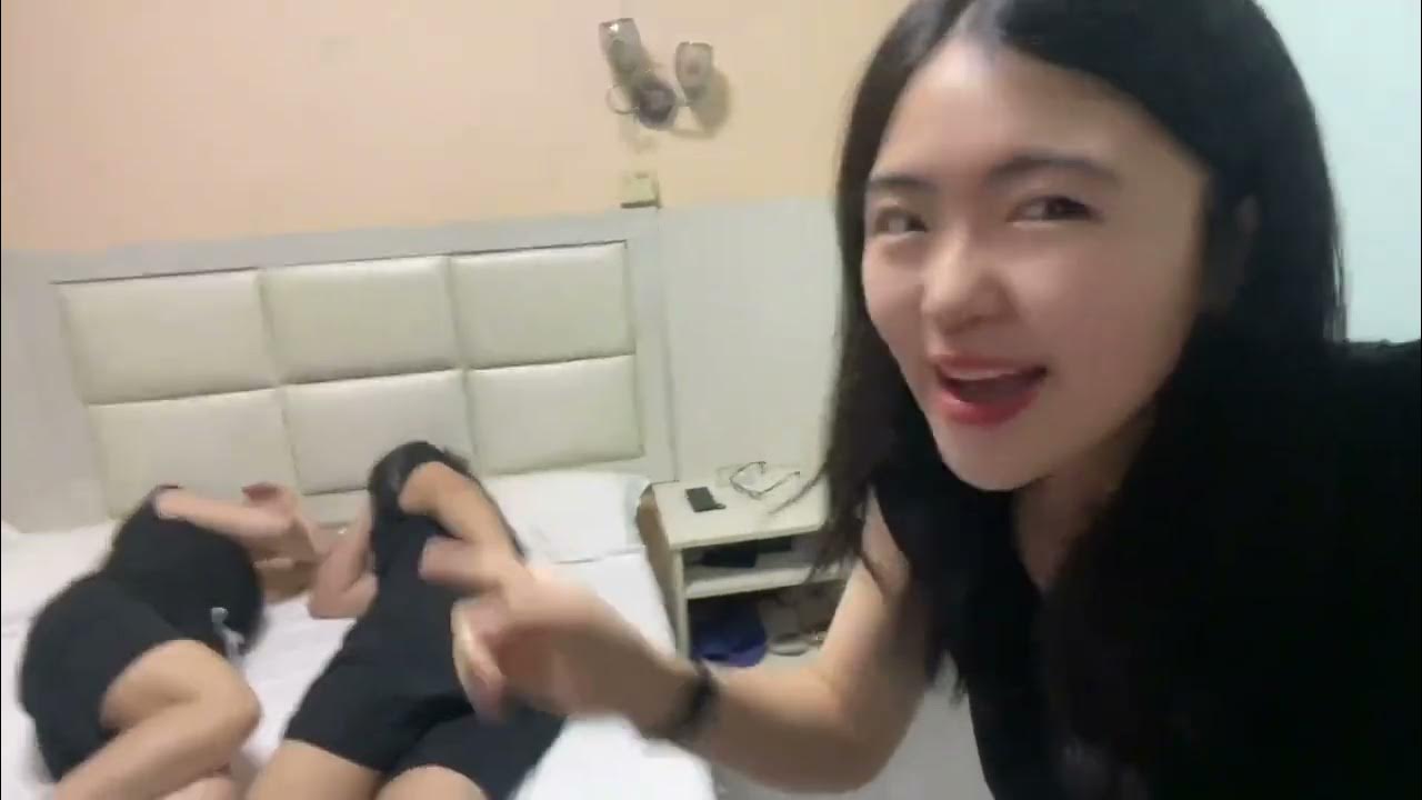 女儿嫉妒爸妈过二人世界,趁她们熟睡去搞偷袭,结果差点出大事 Youtube