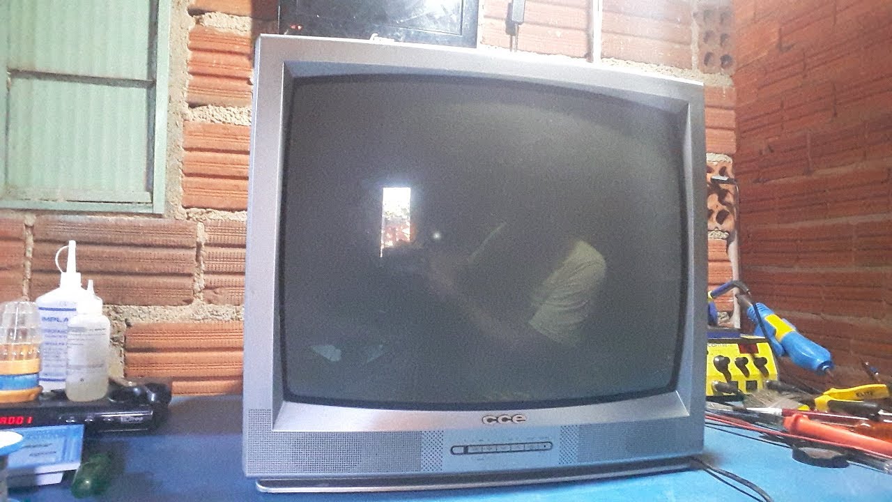 40 - Tv CCE HPS-2097 Liga com tela reduzida nas laterais e desliga ...
