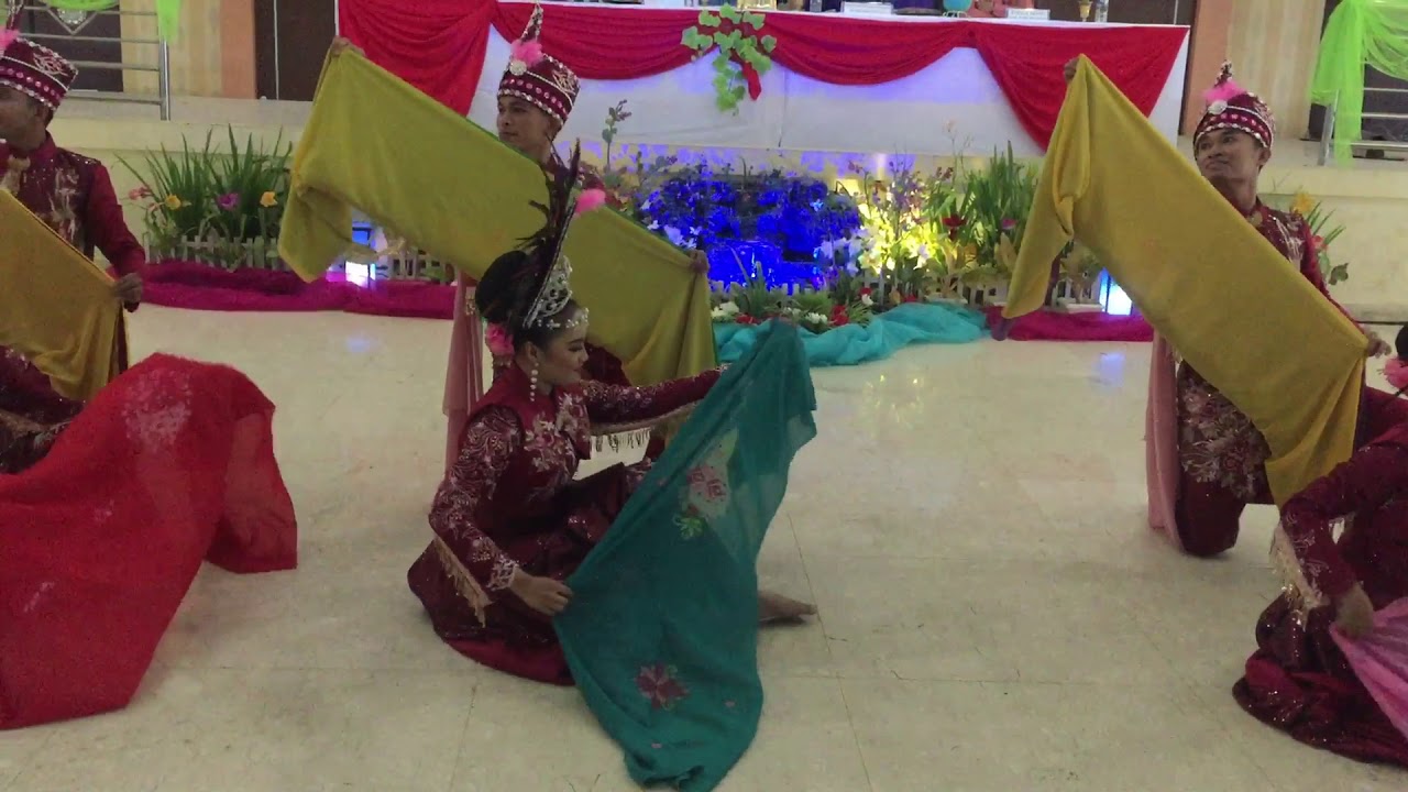 Tari Karawo by Pajongge Dancer Gorontalo - YouTube