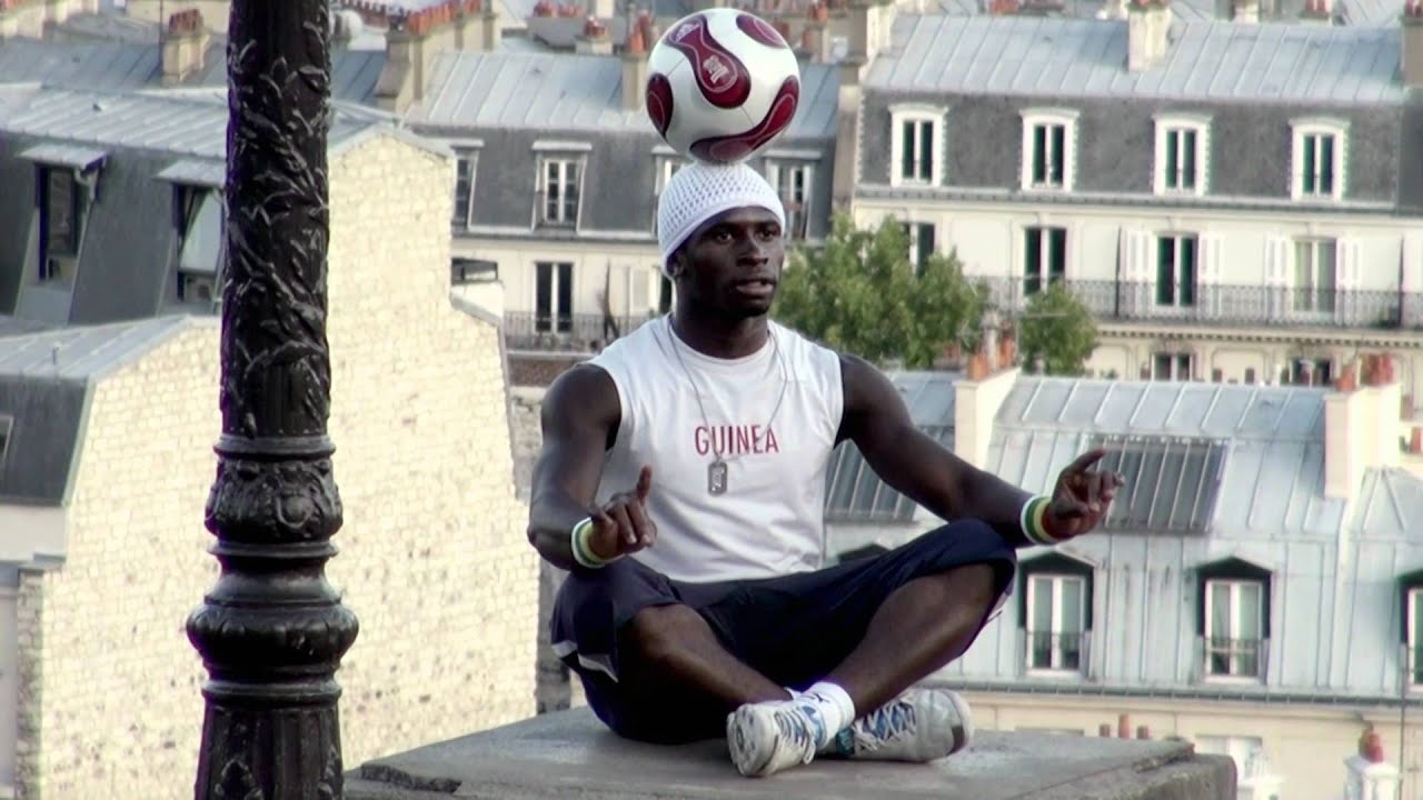 Iya Traoré - Footballer Freestyle & Acrobate à Montmartre - Clip HD ...