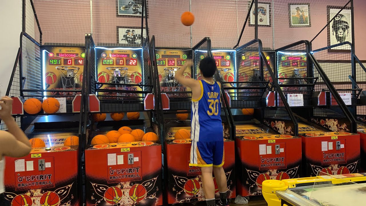 Playing (arcade) basketball in AEON Mall Long Bien with my brother! 🏀🟡🔵 ...