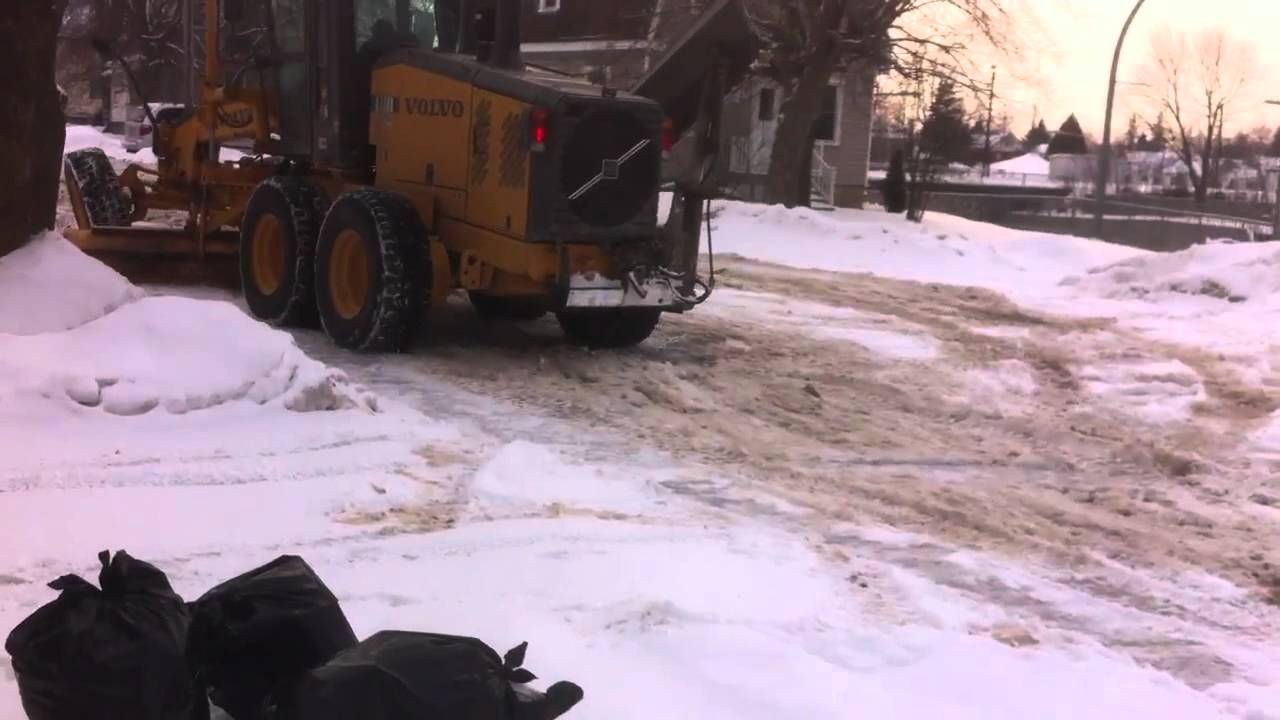 Volvo G720B grader - YouTube
