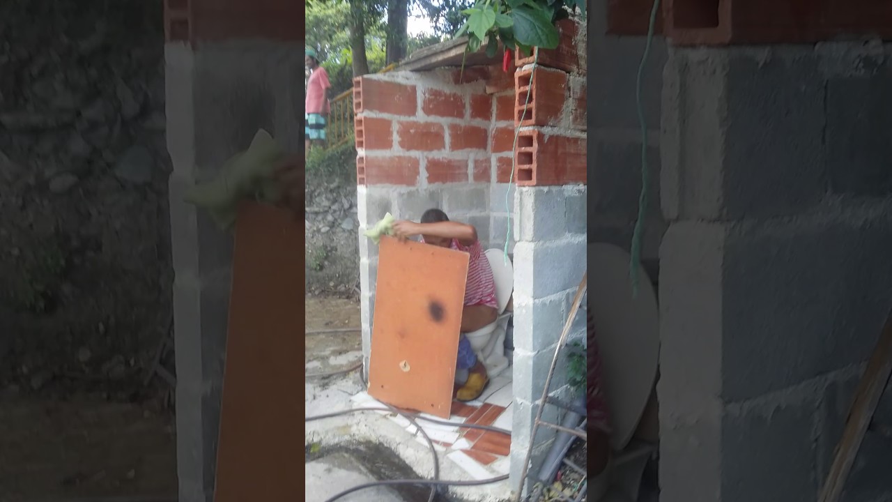 Defecando en un lavadero - YouTube