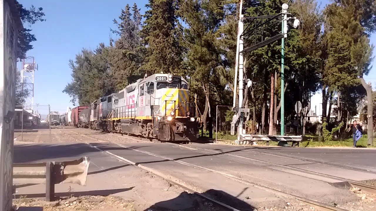 KCSM 2051 y 2064 con el tren local en Toluca - YouTube