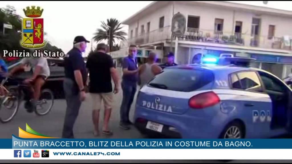 Punta Braccetto, blitz della Polizia in costume da bagno - YouTube