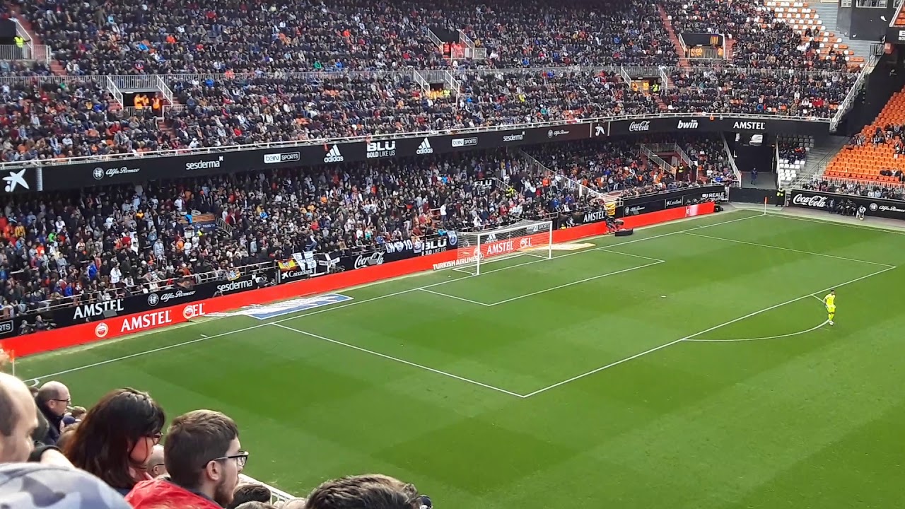 Valencia fans singing and making a great atmosphere at Mestalla against ...