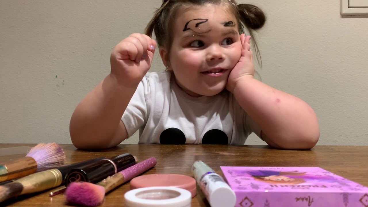 Kendall's makeup tutorial - YouTube