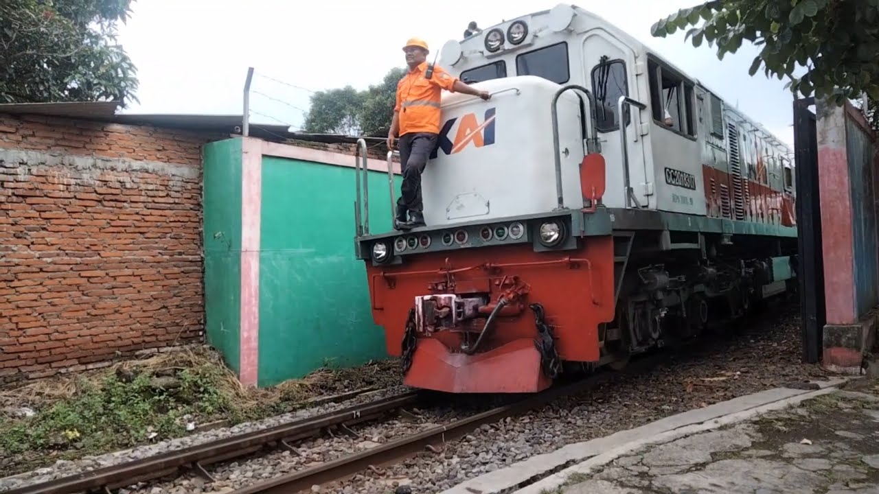 KERETA API TANGKI Melewati Rel Paksa Tikungan Depo Pertamina Malang ...