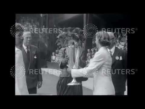 1952 Duchess of Kent presents Wightman Cup