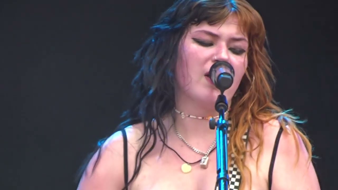GAYLE - abcdefu (angrier) Live - Paris, Rock en Seine 2022 - YouTube