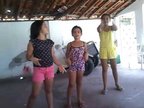As meninas dançando. .2