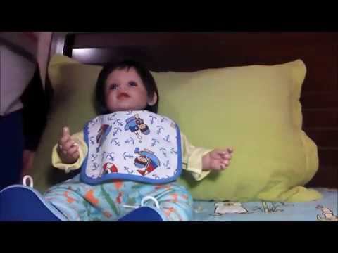 Trocando e dando mamadeira ao Pedro meu Adora Doll