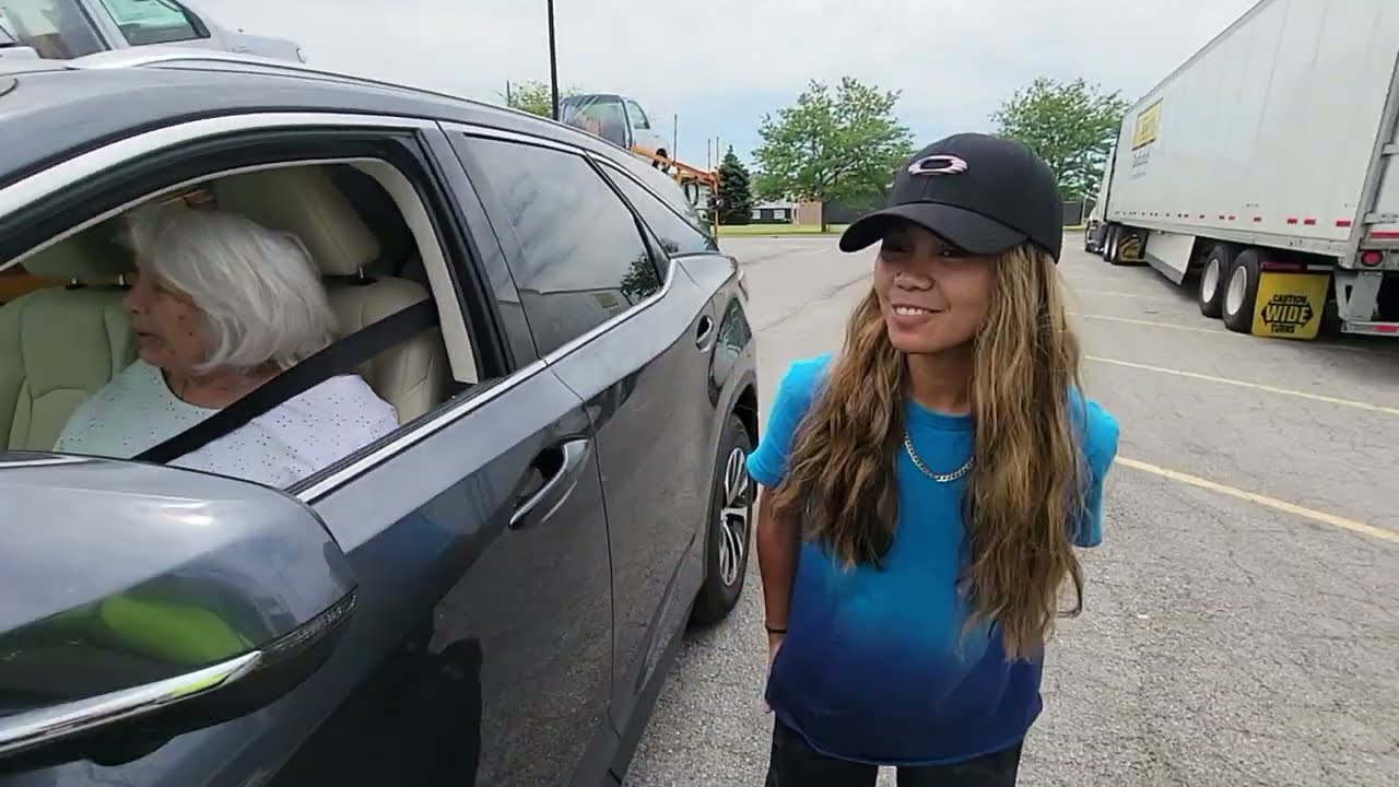 Parallel Parking Semi Truck in Small Parking Lot - YouTube