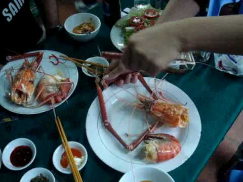 Blaine eating Lobster Brain - YouTube