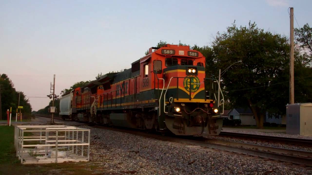 BNSF 589 (H1 B40-8) and 530 (H2 B40-8W) lead the Streator Flip local Toluca, IL 09/23/16 - YouTube