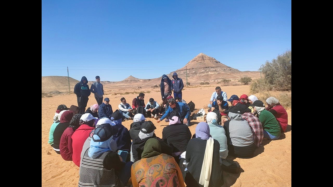 شرح مبسط يوضح كيفية تكوين الواحات البحرية من طية محدبة بفعل الحركة ...