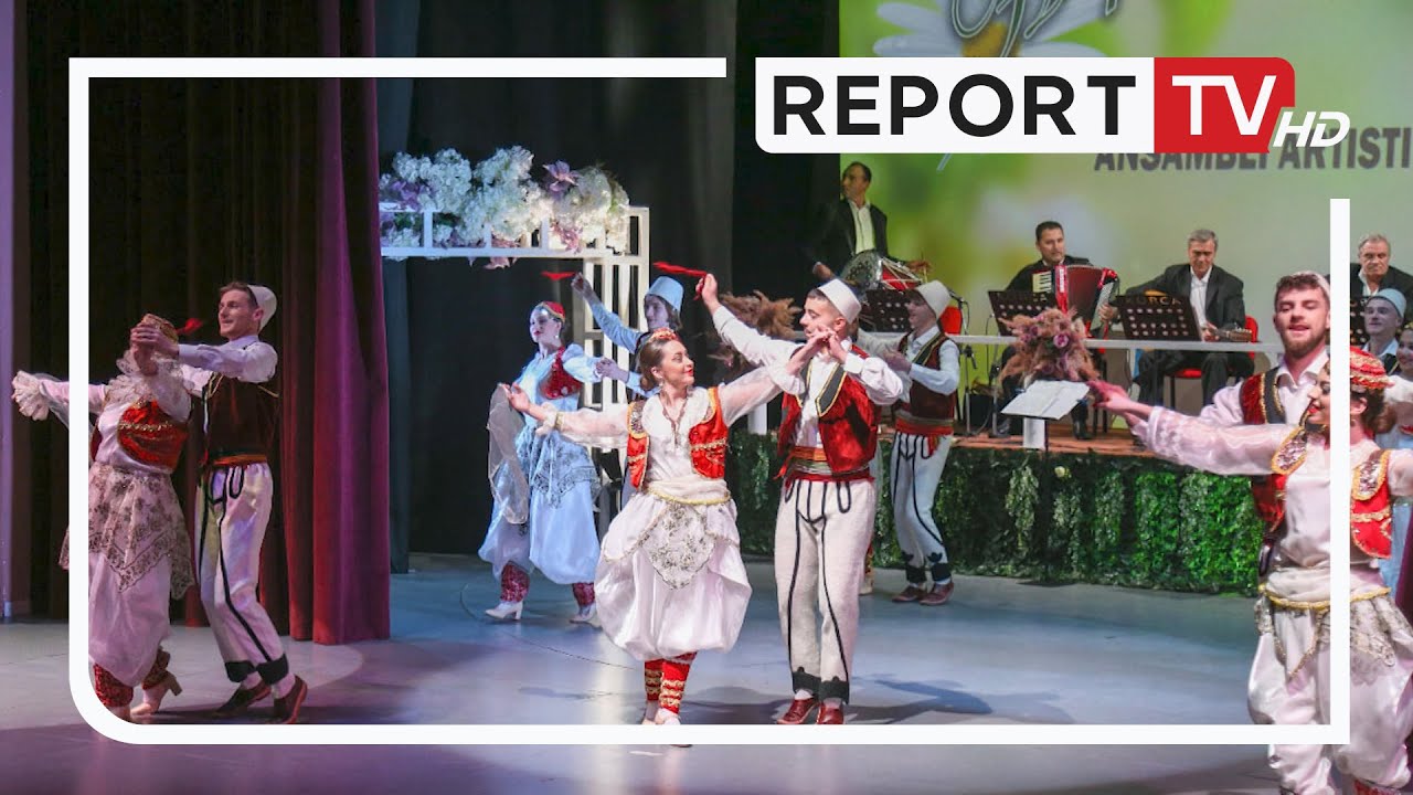 Koncert popullor në Korçë, djem e vajza të talentuar kërcejnë në ...