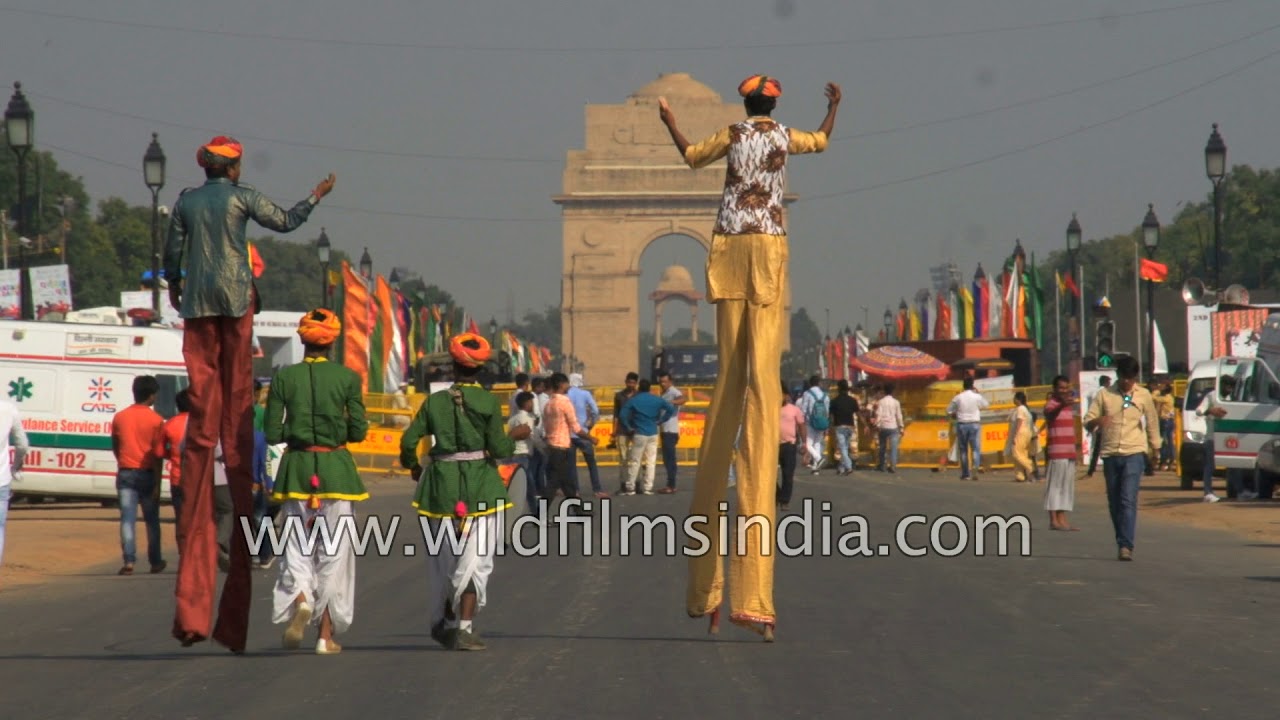 12ft tall man performs dance and catwalks at India gate - YouTube