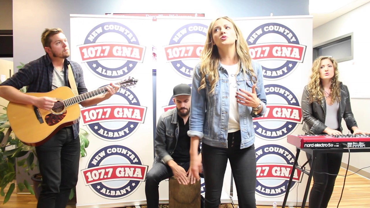 Carly Pearce Performs a Concert in a Cubicle - YouTube