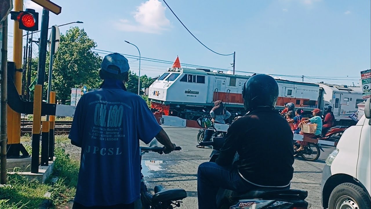 PALANG PERLINTASAN KERETA API Jalan Abimanyu Raya Kota Semarang Double ...