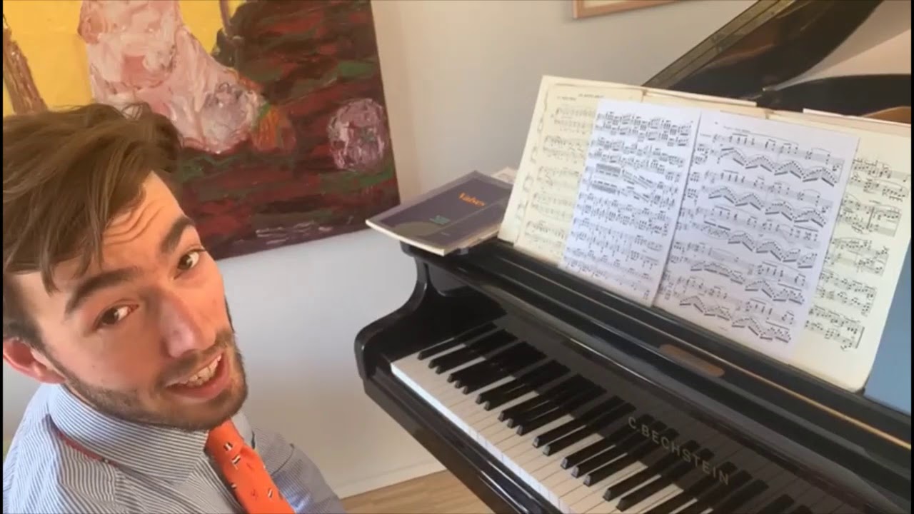 Victor en zijn vader Pieter-Matthijs Gijsbers spelen thuis een concert ...