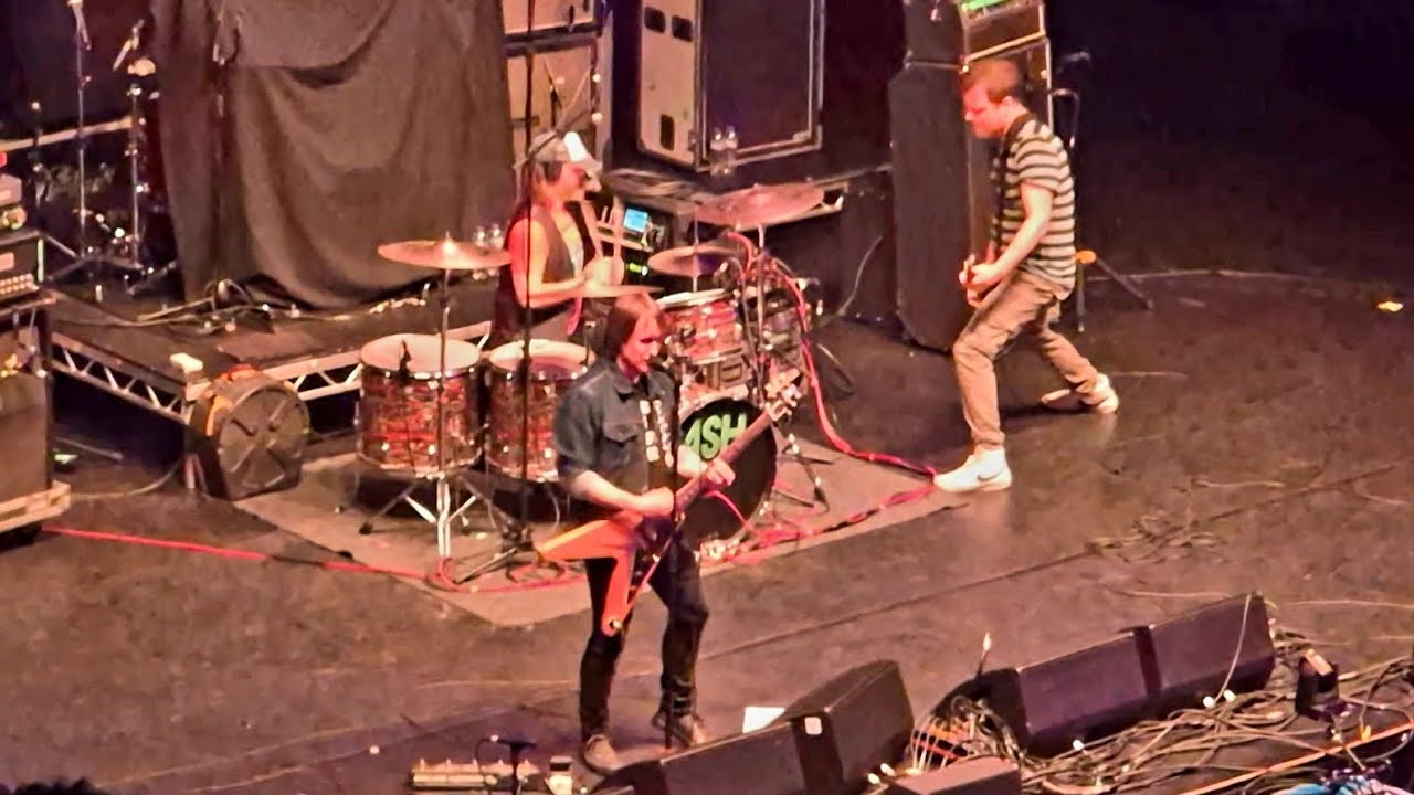 Ash - Shining Light / Burn Baby Burn, Live at GRCH, 20th March 2025 ...
