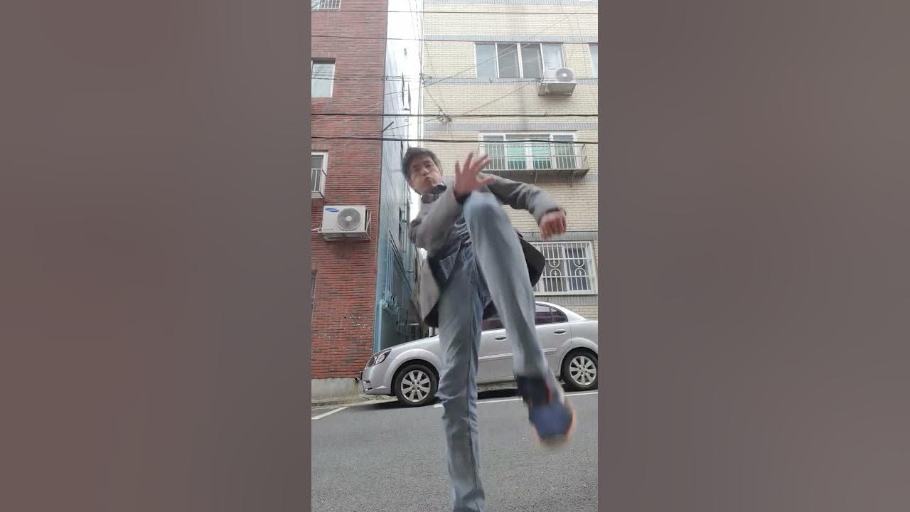 슈퍼스타 춤추는 버즈 입니다 제 주력 기술 썼다가 제가 발을 올리는 과정에서 제 무릅으로 얼굴을 찍어 버려서 다시 정신 차리고 새로 촬영 올렸습니다 Youtube
